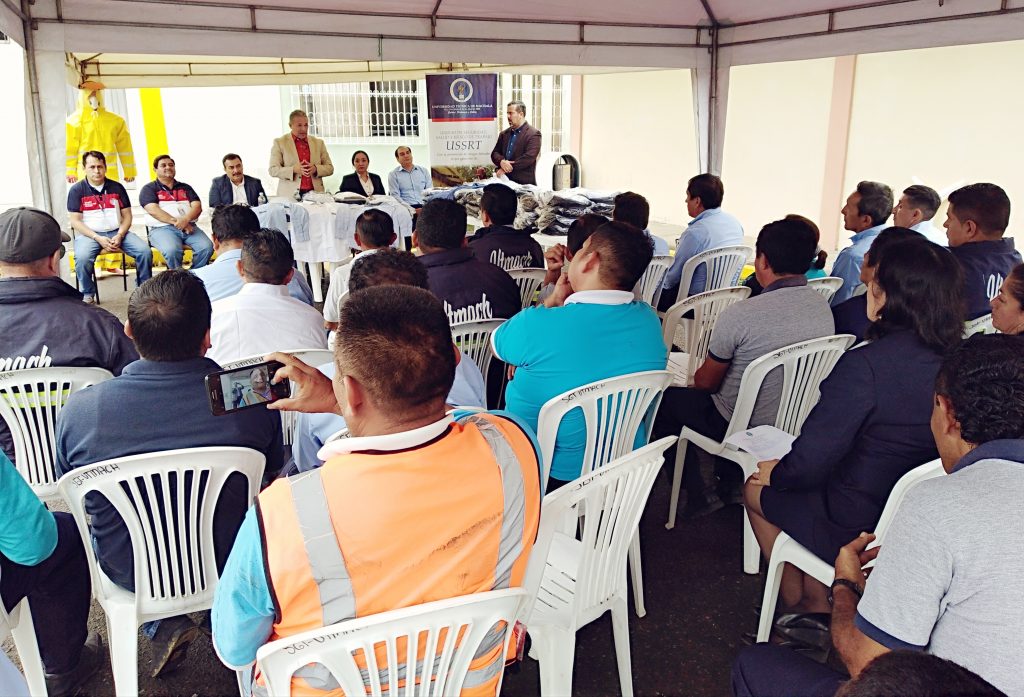Rector UTMACH entregó uniformes a trabajadores | UTMACH